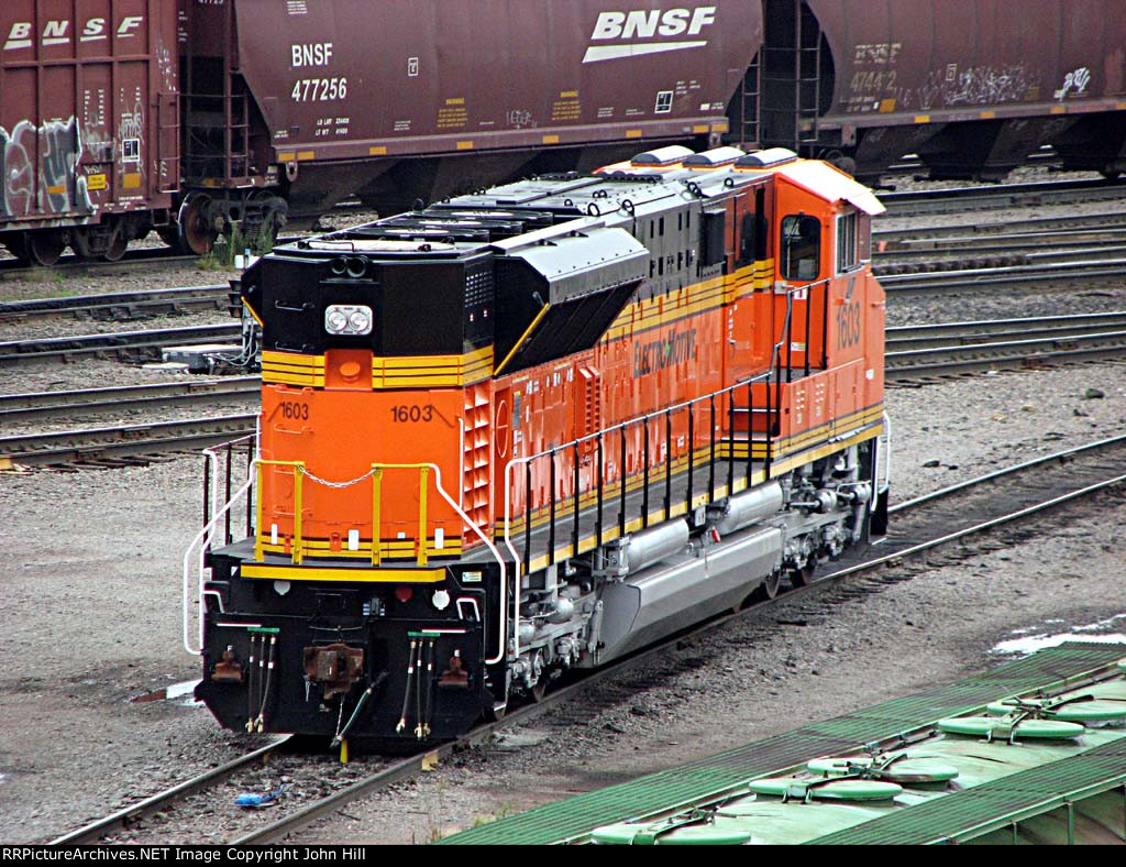 EMDX 1603 at BNSF Northtown 44th Ave